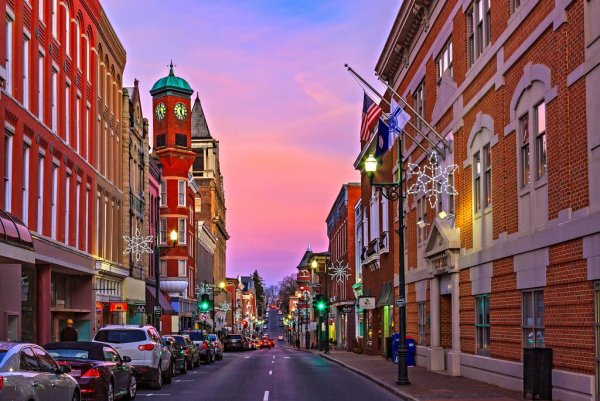 Staunton Holiday Events | Festive Downtown & Tours